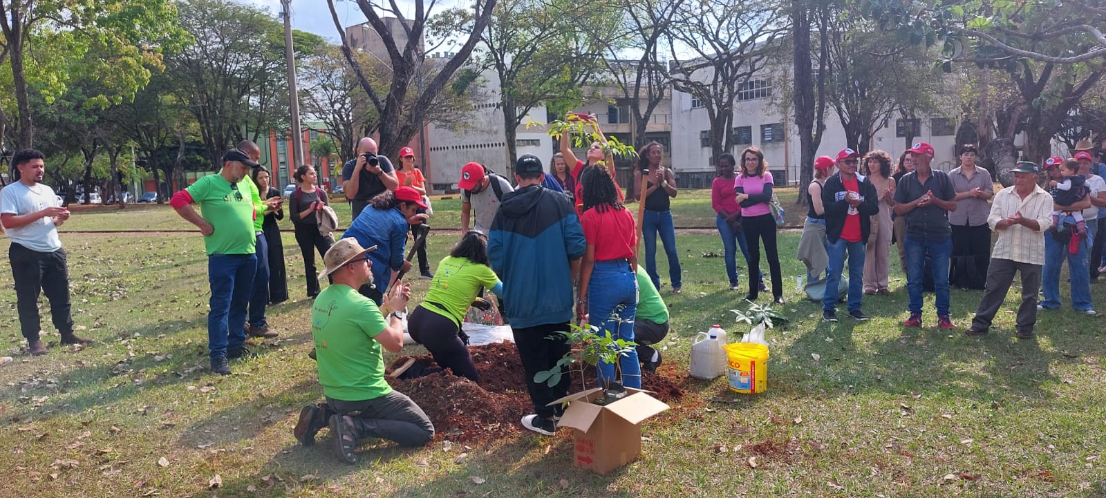 DMA - Plantio de árvores na praça do ciclo Básico - Prefeitura ...